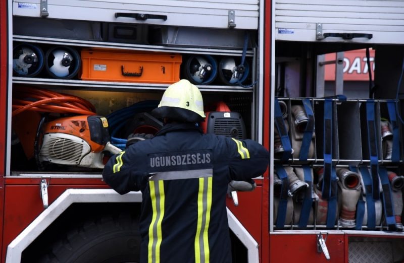 Pasniedz apbalvojumus VUGD Zemgales reģiona brigādes amatpersonām ...